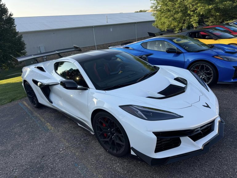 [Z-NEWS] More 2025 ZR1 Colors In The Wild! Raw ZR1 Sights And Sounds ...